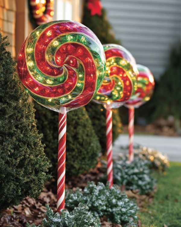 Lady uses a PVC pipe, pool noodle, and ribbon. She makes best Christmas ...